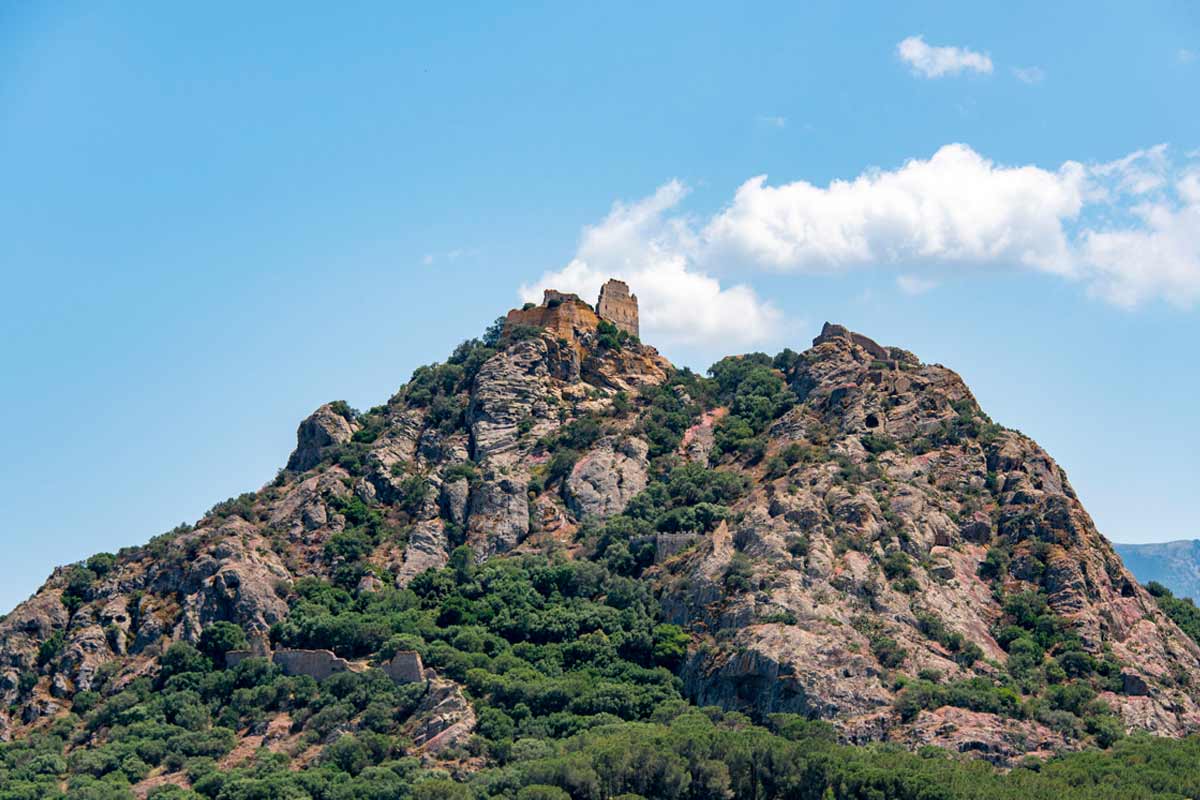 Il castello di Acquafredda: una perla medievale nella Sardegna inesplorata