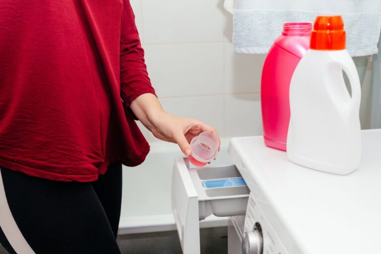 Dove mettere detersivo, ammorbidente e candeggina in lavatrice? La guida completa