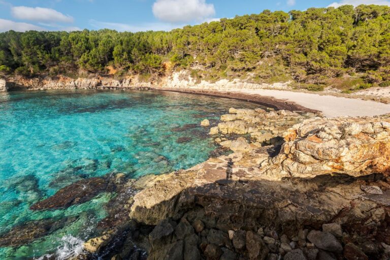 Minorca nascosta: 7 cale spettacolari dove sembra di essere su un’isola ...